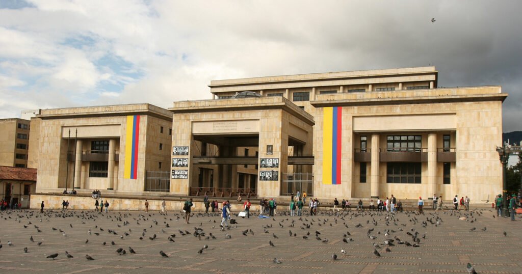 Se reinventó y lleva 25 años pilotando el comercio exterior colombiano ...